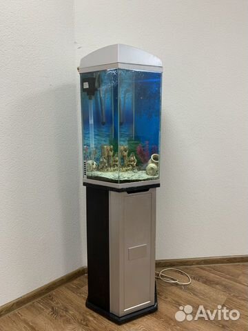Аквариум с рыбками и тумбой