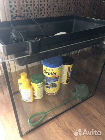 Аквариум с фильтром, остатками корма